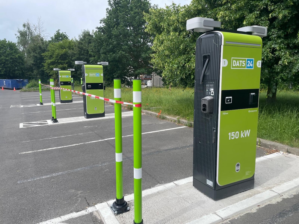 Koperdieven stelen kabels van snellaadstations aan winkelcentrum in ...