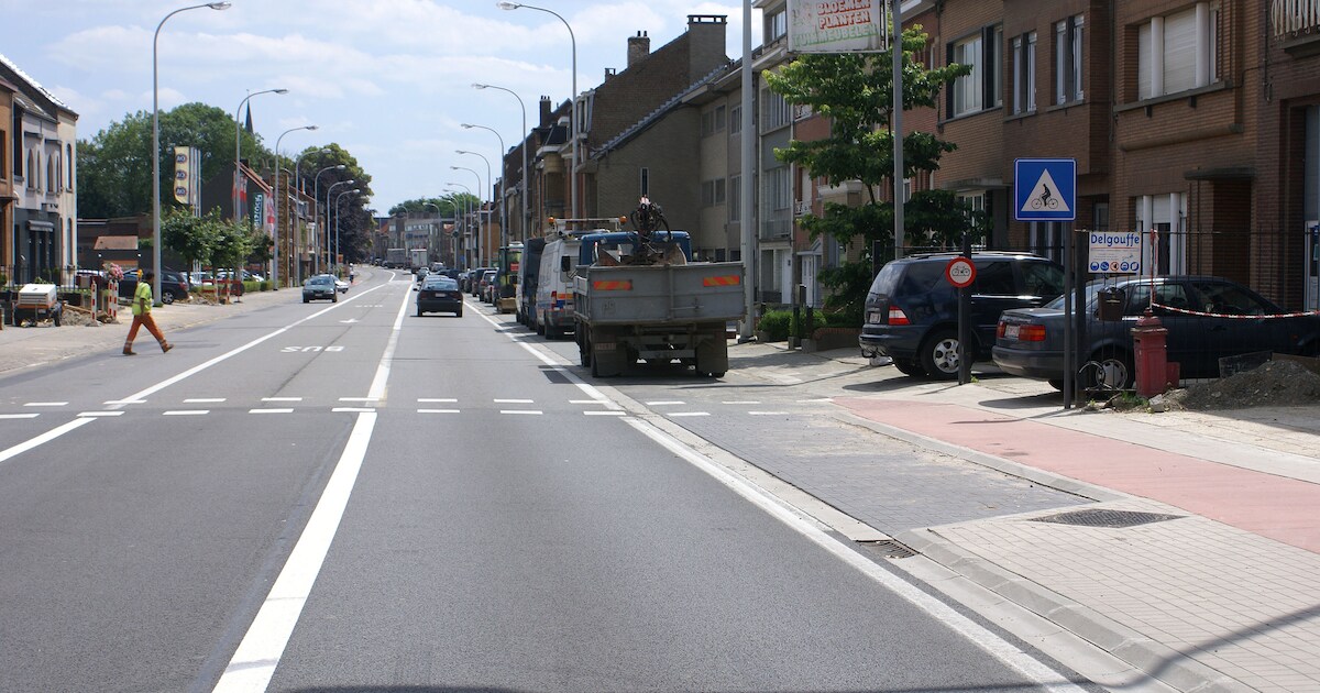 Stilstaand verkeer op Brusselsesteenweg door wegenwerken in Asse | Asse | hln.be