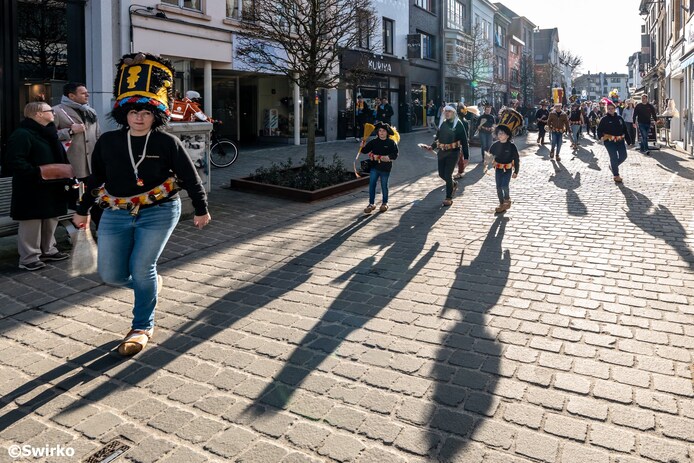 Vooroptocht Aalsterse Gilles gaat door de straten: “Prins Sjalen speelt ...