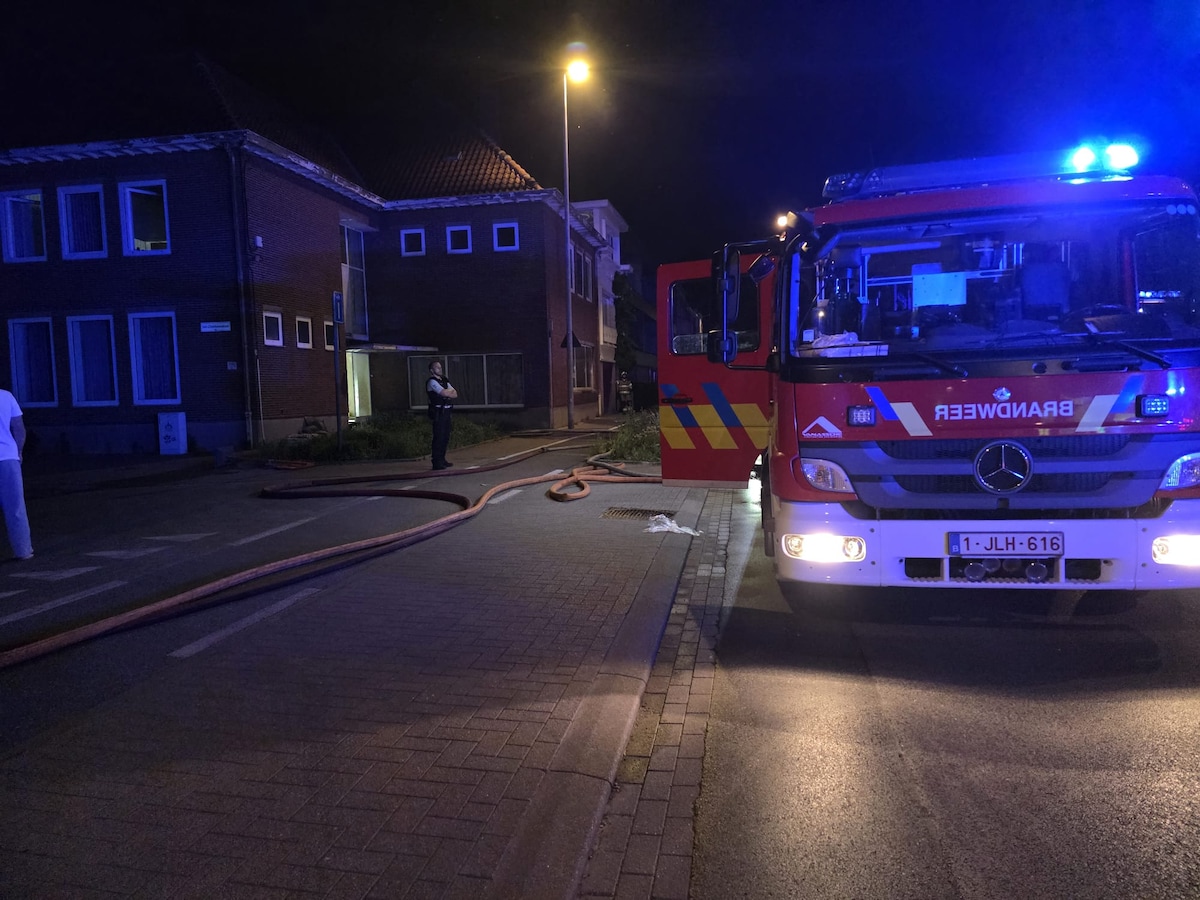 Slaapkamer loopt schade op bij korte brand in Dendermonde | Foto | hln.be