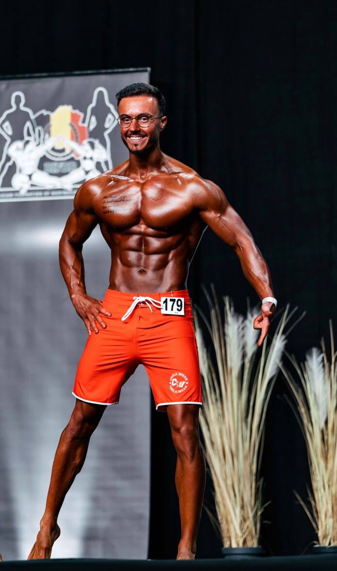 Jonas (27) kroont zich tot Belgisch kampioen bodybuilding: “Altijd chips en pizza blijven eten ...