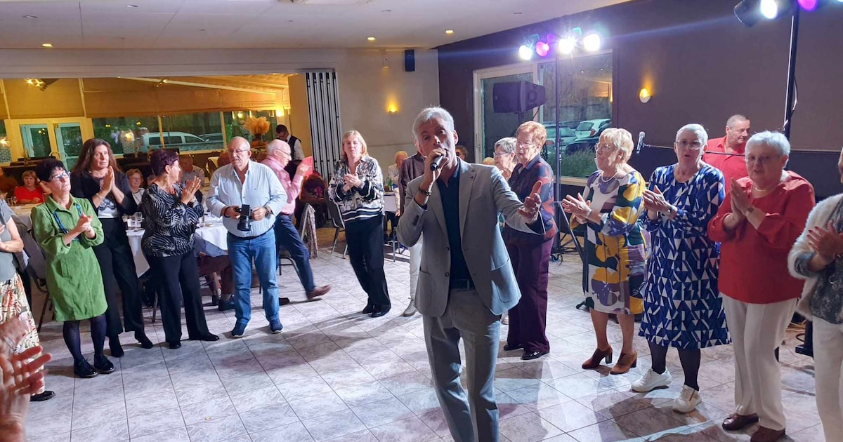 Zanger Herbert steekt de barbecue aan in ‘t Biezemhof, en nodigt uit ten dans | Aalter | hln.be