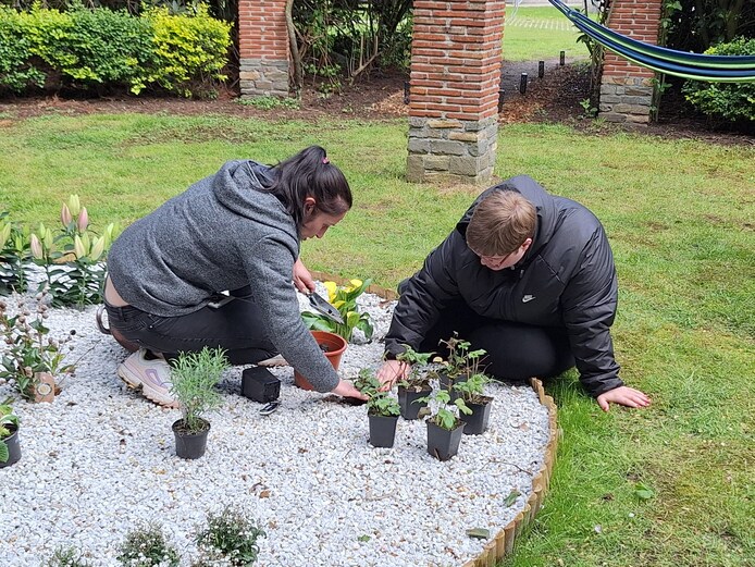 “Zo kan ik nog veel aan mijn meme denken”: bewoners van Kompas creëren ...