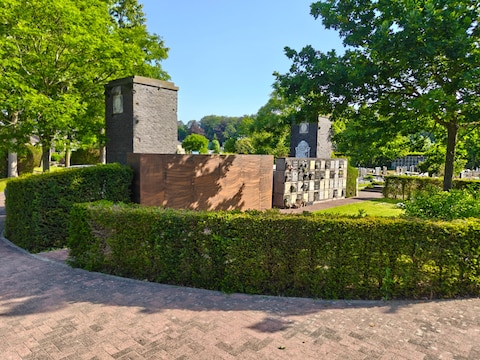 Aartselaar opent stalen herdenkingsmuur op begraafplaats Lindelei ...