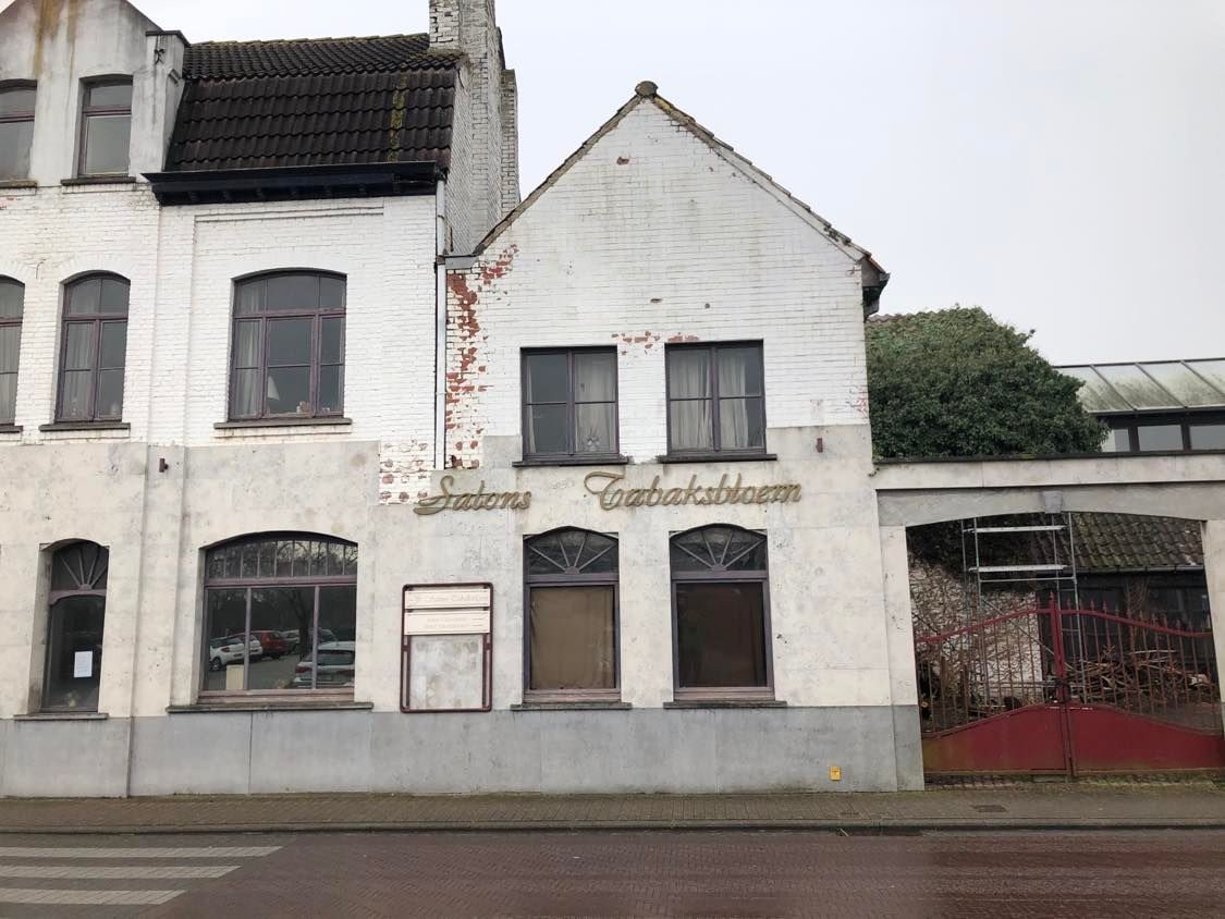 Nieuwe gebedsruimte voor moslims in Salons Tabaksbloem in Wervik | Foto ...