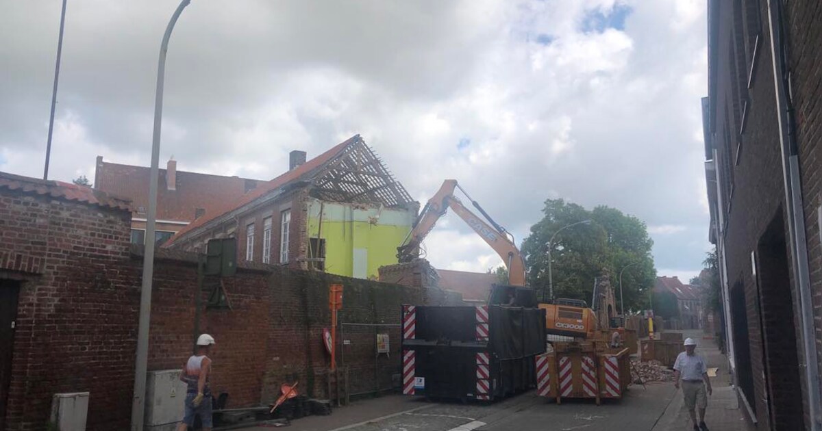 Afbraak kleuterschool volop aan de gang, voetgangers negeren verbod en ...