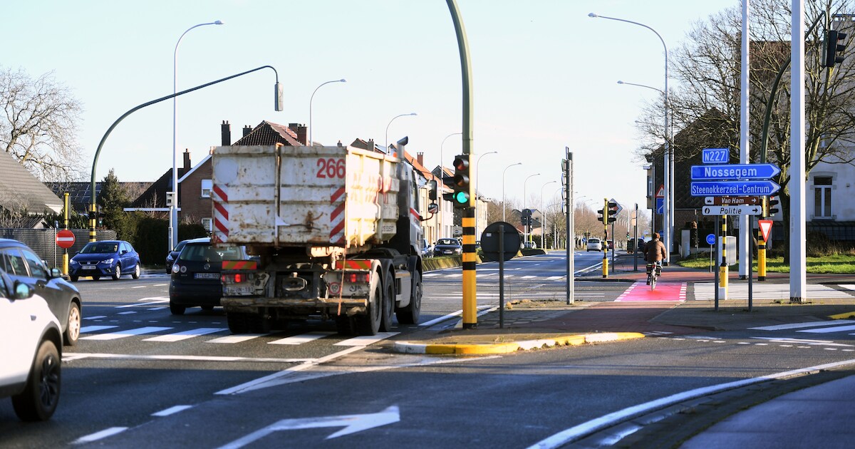Na zoveelste ongeval wil politie dat AWV gevaarlijk kruispunt opnieuw onder de loep neemt: “Eén ...