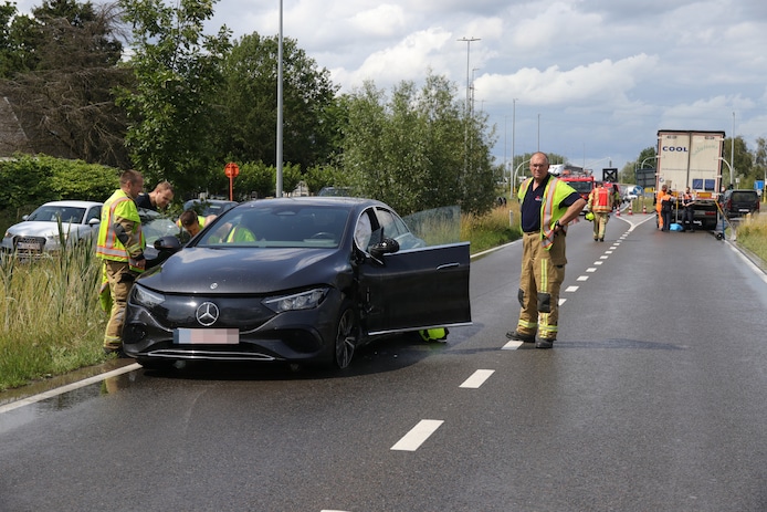 Frontale botsing tussen vrachtwagen en auto op N41 | Temse | hln.be