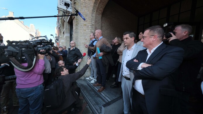 In Izegem breken ze al 100 dagen het cordon met Vlaams Belang: wat ...