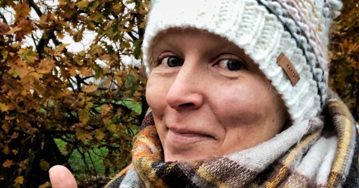 Ann Van den Broeck post voor het eerst foto zonder pruik of hoed: “Laat ...