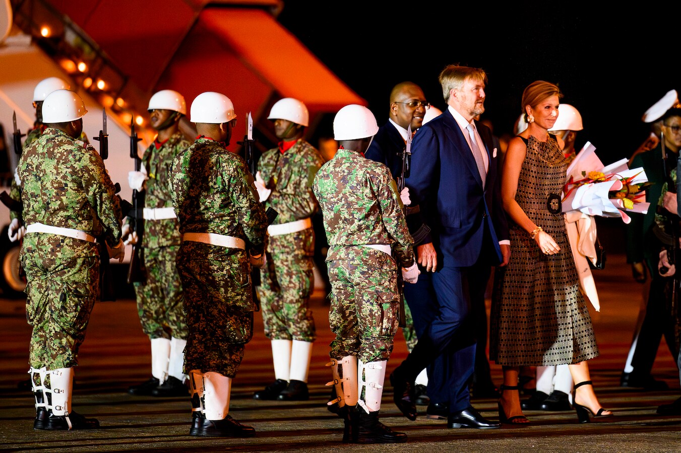 Koning Willem-Alexander landt regeringstoestel veilig in Suriname ...