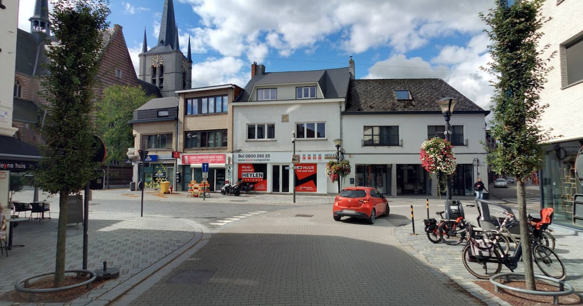 Stad plaatst proefopstelling voor veiliger kruispunt aan de Markt ...