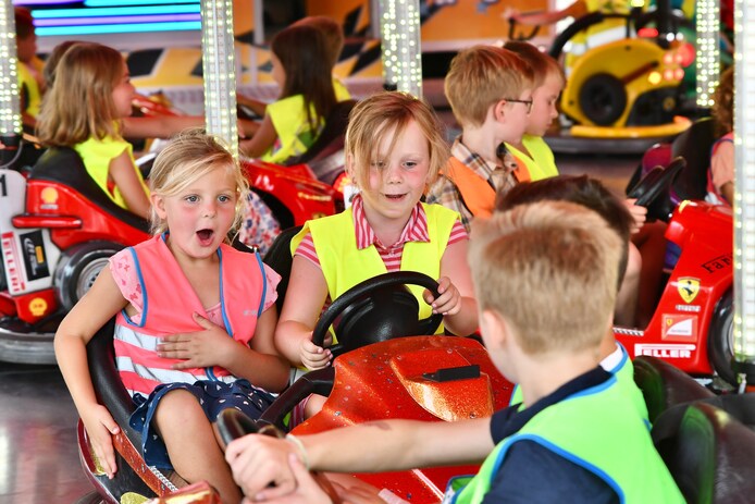 IN BEELD. Nooit te oud (of te jong) voor een spelletje op Izegem kermis ...