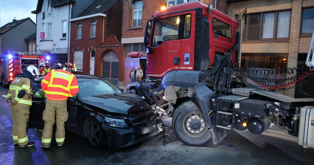 Frontale botsing tussen vrachtwagen en personenwagen in Schoonaarde zorgt voor zware hinder ...