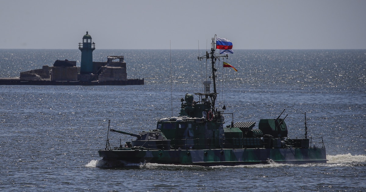 Russische schepen met gewapende militairen bespioneren systematisch ...