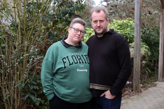 Na 16 jaar huwelijk out Naomi zich als man: “Ik was altijd al de koning ...