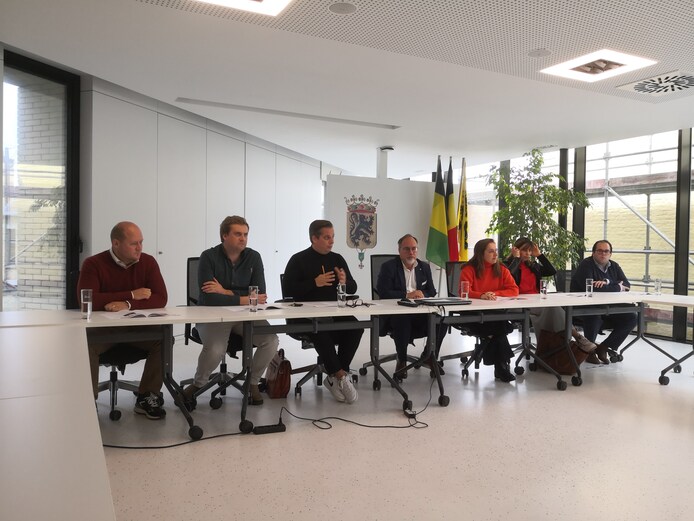 Burgemeester Peter Roose is omringd door vijf nieuwe schepenen: “Ik ...