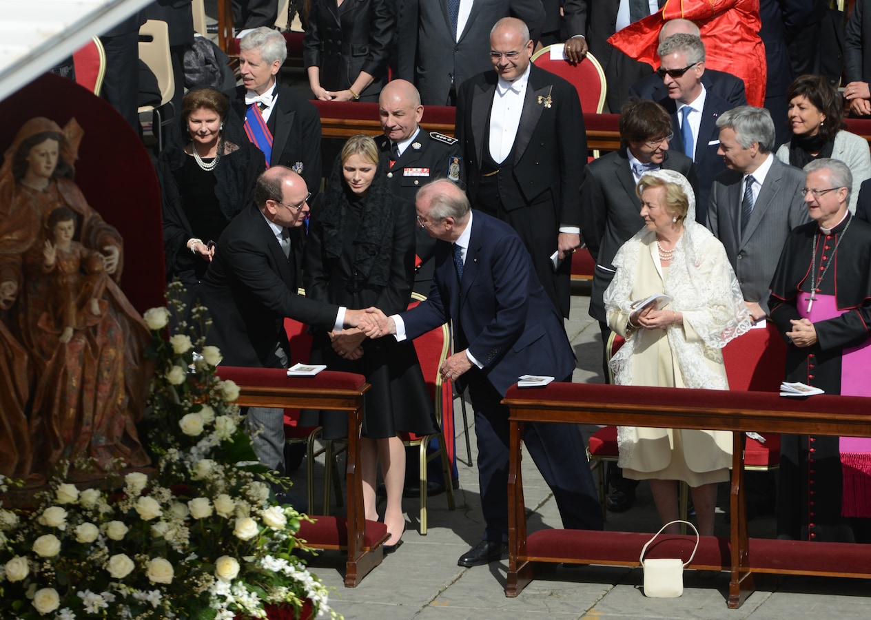 Albert en Paola komen uitzonderlijk nog eens buiten voor afscheidsmis ...