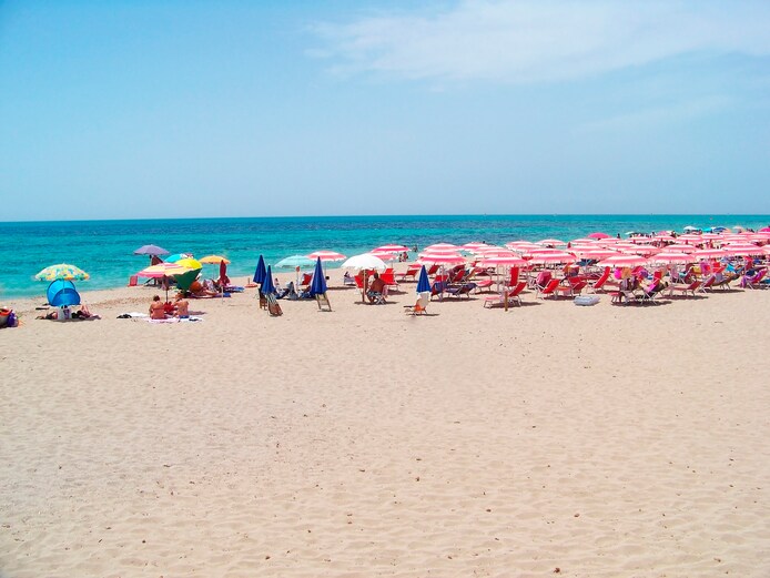 Toeristen ontzet over nieuw verbod op Italiaanse stranden: "Strenge ...