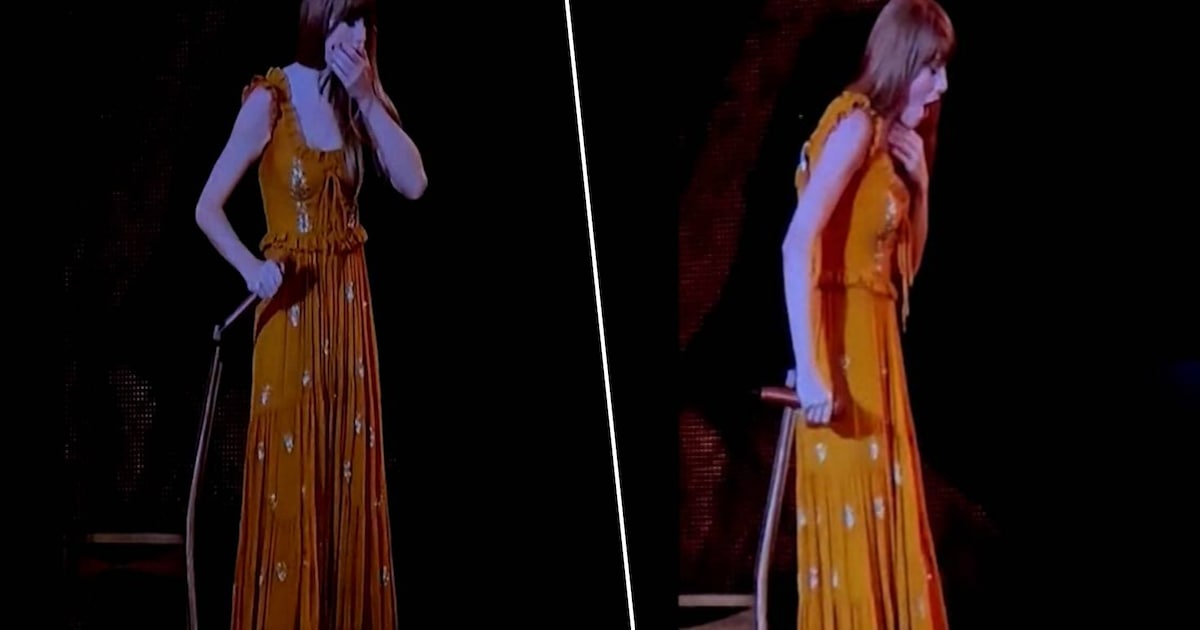 Taylor Swift slikt per ongeluk insect in tijdens optreden: “Mmm ...
