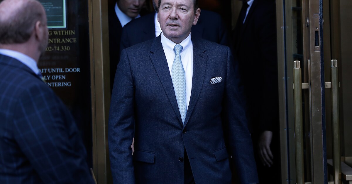 Vermeend slachtoffer Kevin Spacey getuigt voor het eerst: “Ik voelde ...