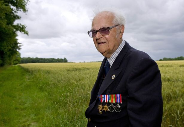 Nieuw boek vertelt hoe neergeschoten geallieerde piloten in WOII ...