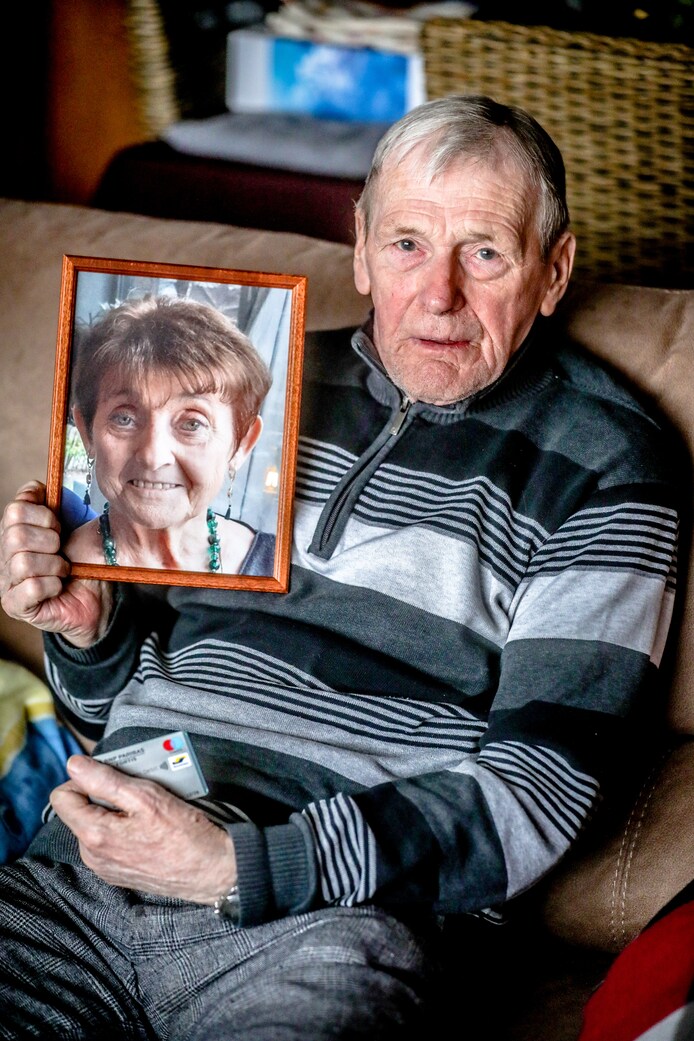 “Maandag mijn vrouw begraven, dag later stonden ze aan de deur ...