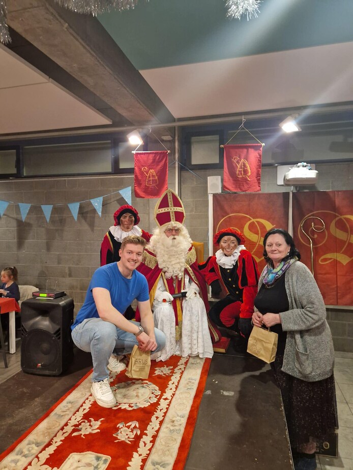 Sint-Maarten komt ook langs bij Arminaa: “80 kinderen en hun ouders voorzien van leuke cadeaus ...