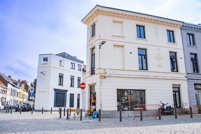 Dorien neemt failliete frituur over en is plots een TikTok-sensatie ...