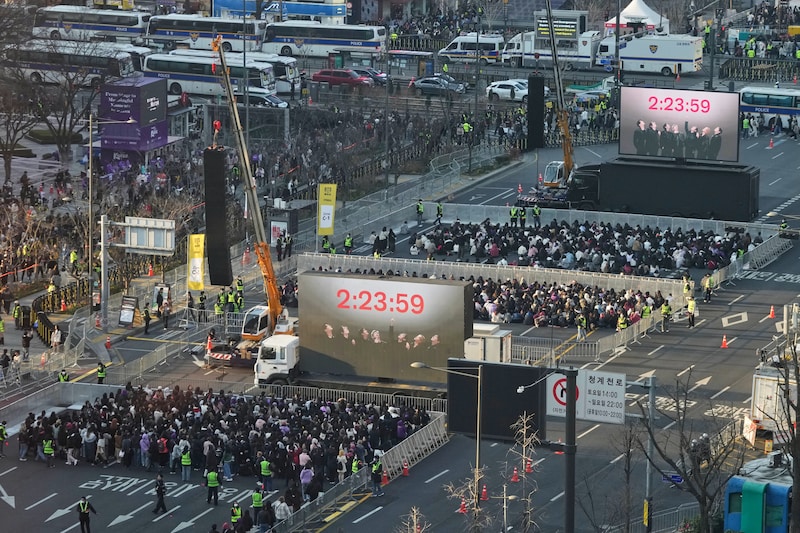 Uren voor start al 28.000 fans in de rij: K-popgroep BTS viert comeback ...