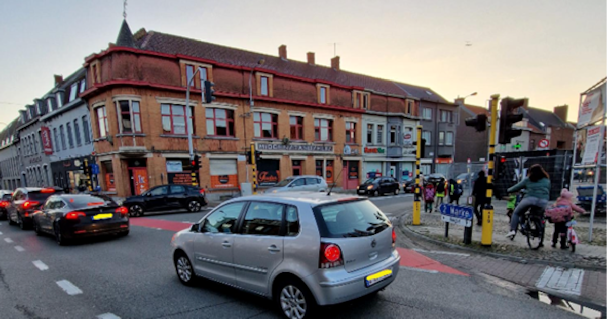 19 automobilisten krijgen boete voor blokkeren kruispunt op ...