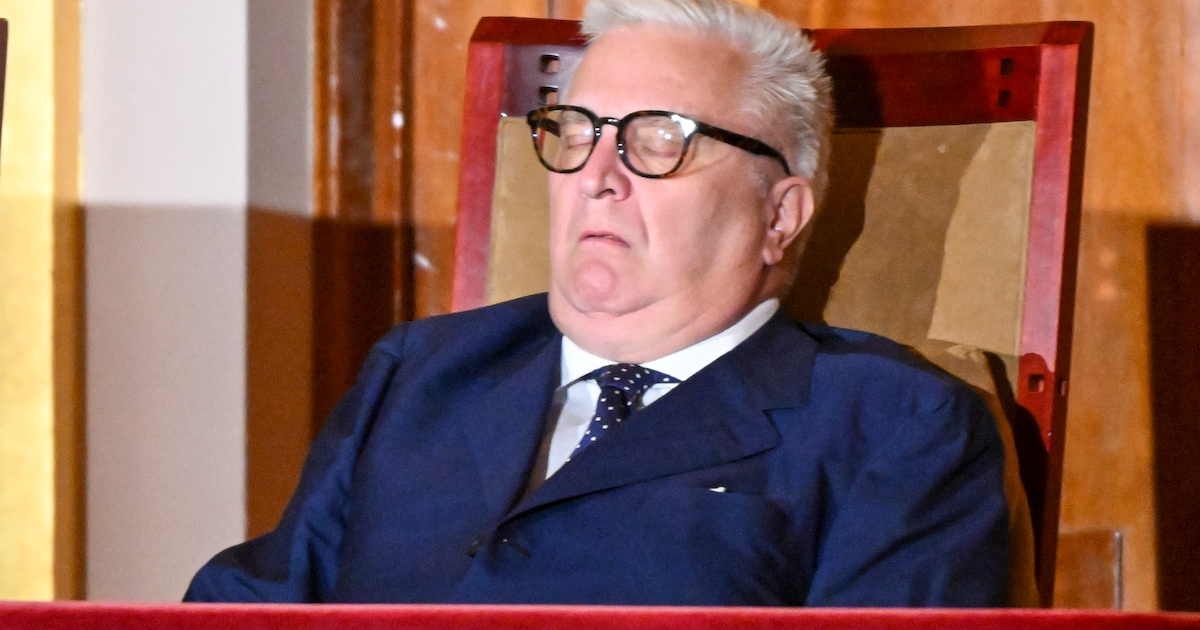 Oeps: Prins Laurent vecht tegen de slaap (en zijn smartphone) tijdens ...