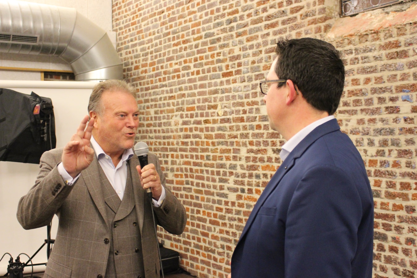 Rik Buyse legt eed af als burgemeester, alle raadsleden officieel ...