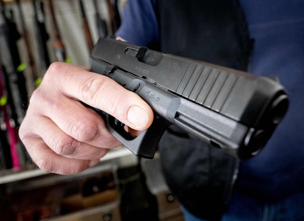 Filip Dewinter (Vlaams Belang) op straat gespot met pistool: “Ik heb al ...