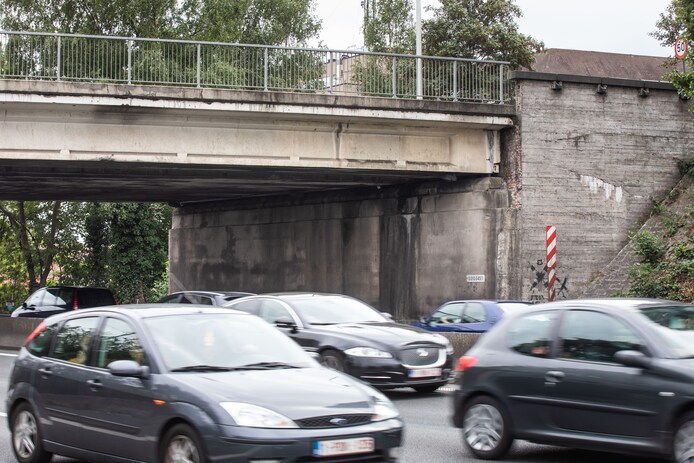 Brug over de E40 in Drongen wordt vervangen: wagens moeten zes maanden ...