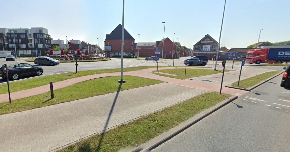 Afdraaiende auto rijdt bromfietser (17) aan in Kortrijkstraat | Deinze ...