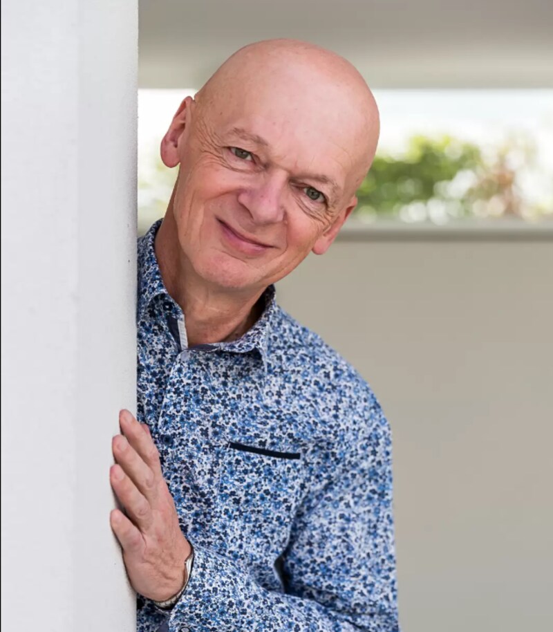 Journalist en schrijver Manu Adriaens geeft lezing 'Kijk, lach ...