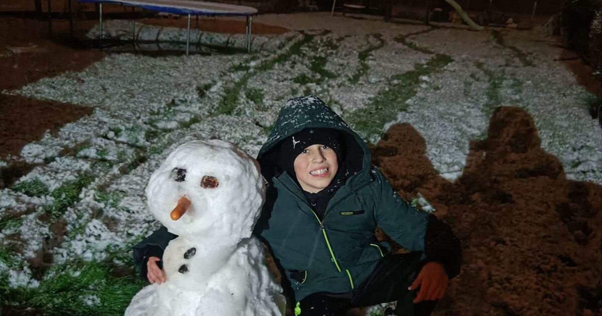 Xander (11) geniet van de eerste sneeuw van het jaar | Regio | HLN.be