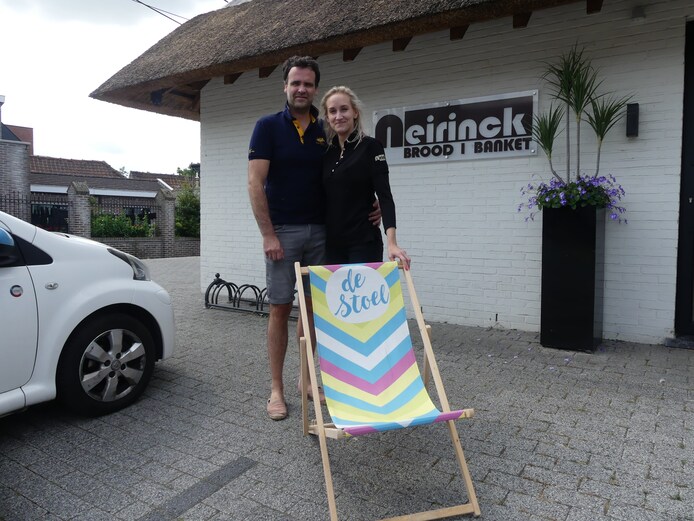 ‘De stoel’ keert even terug bij Machelse bakker: “Een jaar gratis brood ...