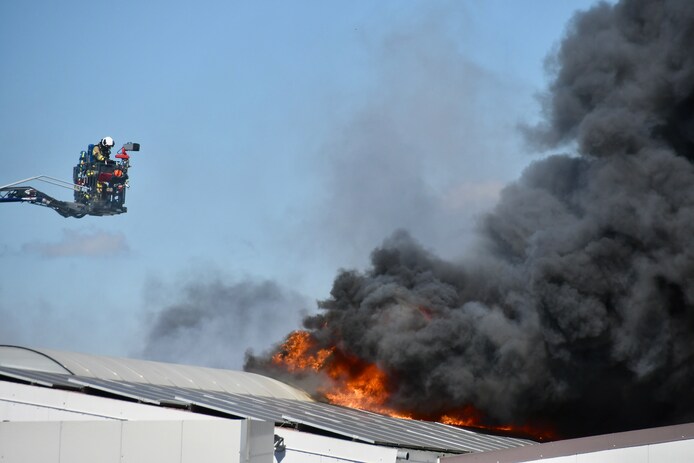Zware brand treft productieafdeling pannenkoekenfabriek Lipcas: giftige ...