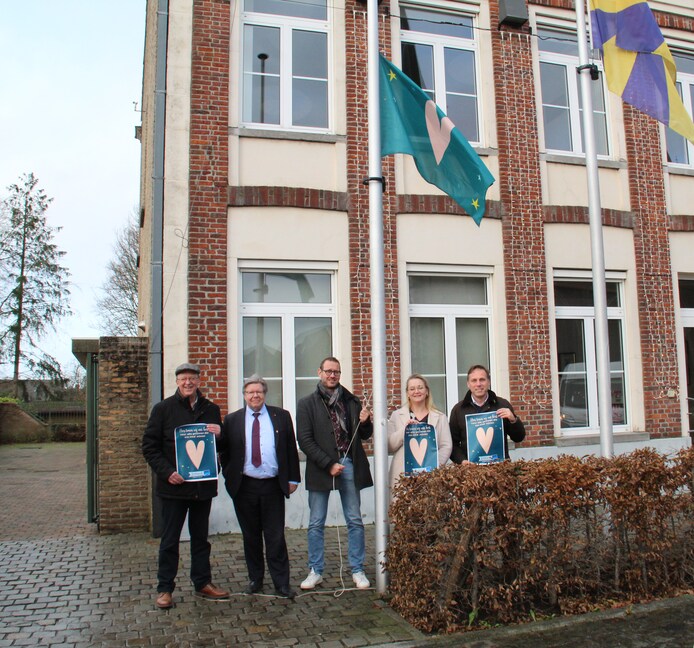 Dentergem en Oostrozebeke hijsen vlag tijdens Koesterweek ...