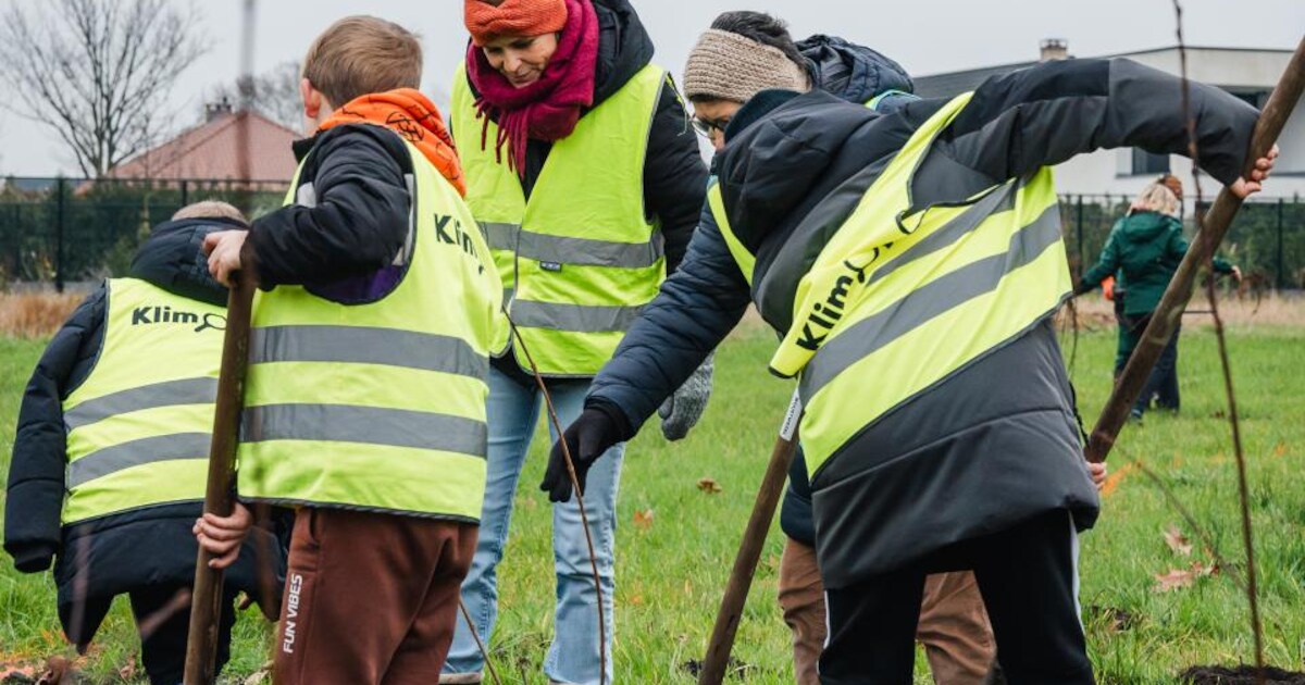 Leerlingen KlimOp planten mee het eerste natuurperk in Gooreind aan ...