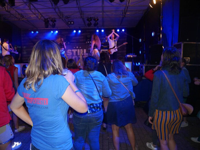 Kemzeekse Dorpsfeesten zorgen dit weekend opnieuw voor sfeer en gezelligheid op het Kerkplein ...