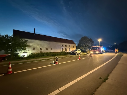 Laadkar schiet los van tractor en botst tegen gevel van woning in ...