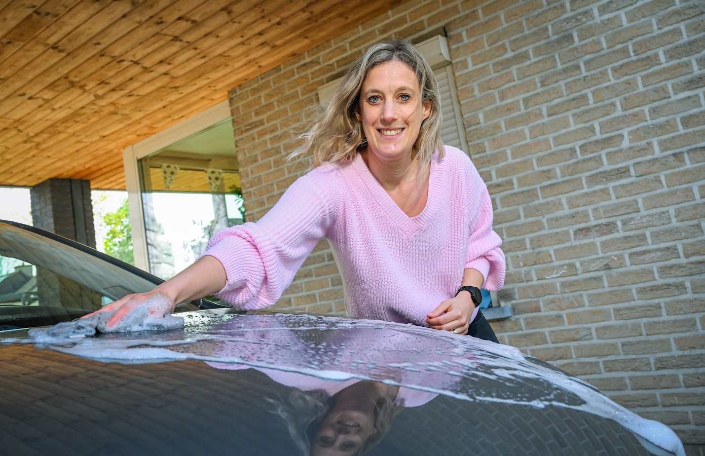 Zo maak je je auto écht proper, vanbinnen en vanbuiten: “Met een spons ...