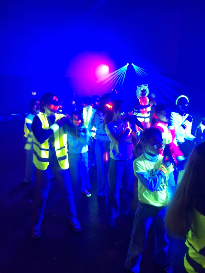 Fluofuif beloont leerlingen De Kiekeboes voor fluovestje op weg naar ...