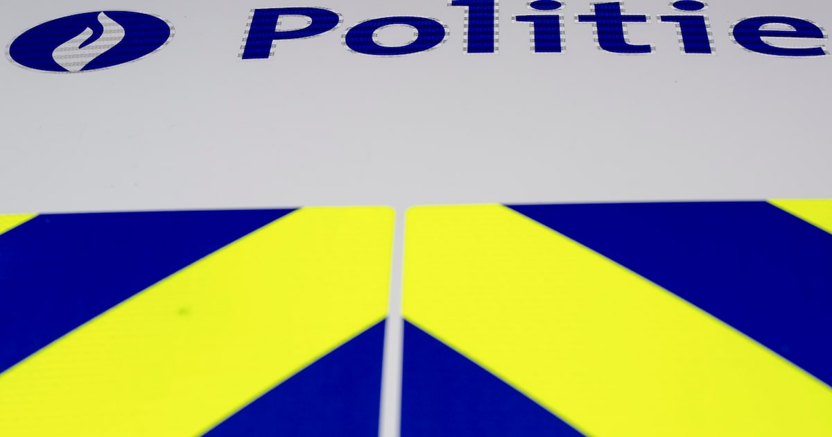 Chauffeur vier meter naar beneden na te snel genomen afrit | Regio | HLN.be