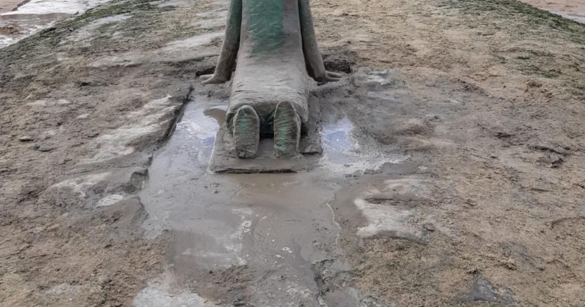 Bekend bronzen beeld van Folon teruggeplaatst op strand van Knokke ...