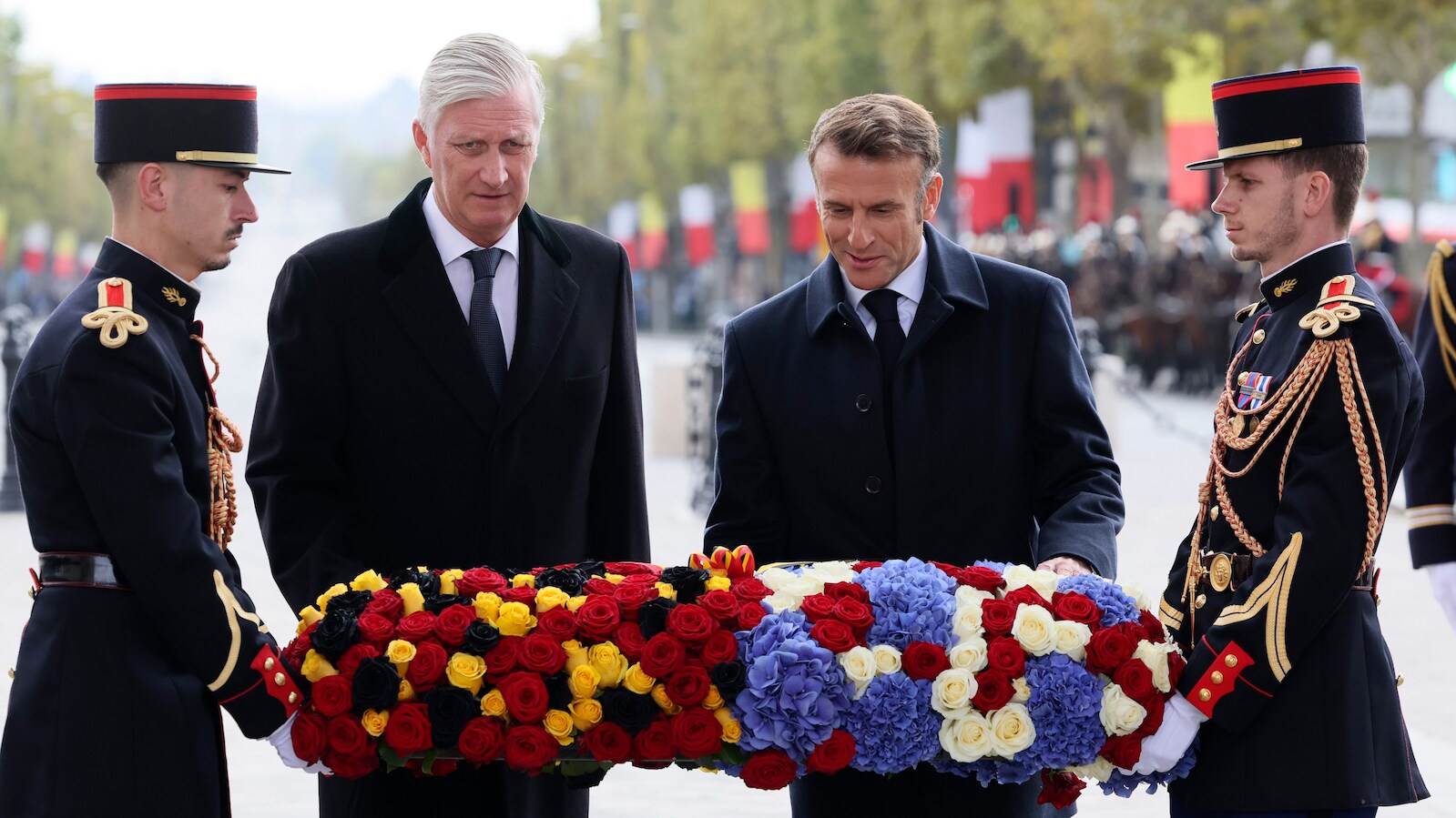 KIJK. Outfitwissel op trein en ceremonie aan Arc De Triomphe: zo ...