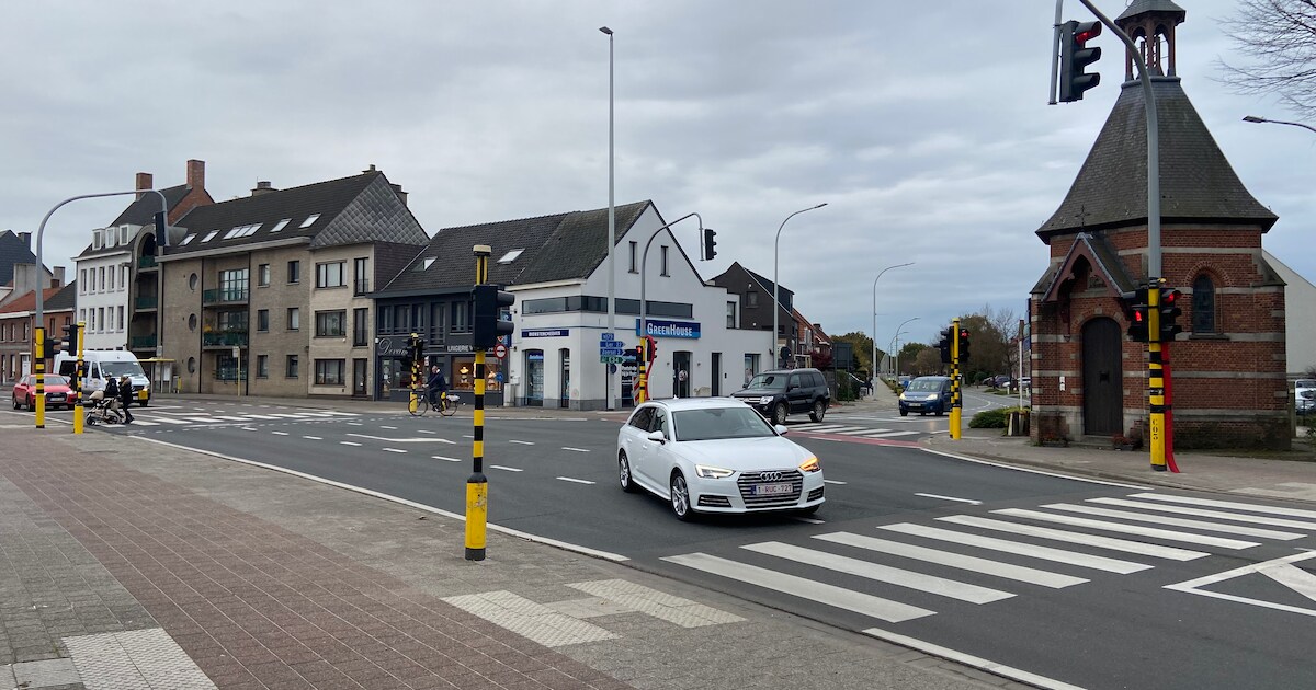 Druk kruispunt krijgt nieuwe verkeerslichten: politie leidt verkeer tijdens werken in goede ...